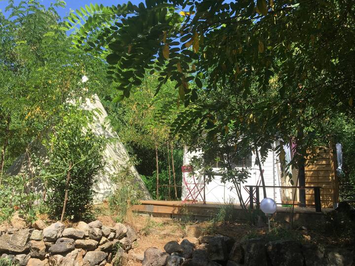 Tipi Dans Le Jardin - Berrias-et-Casteljau