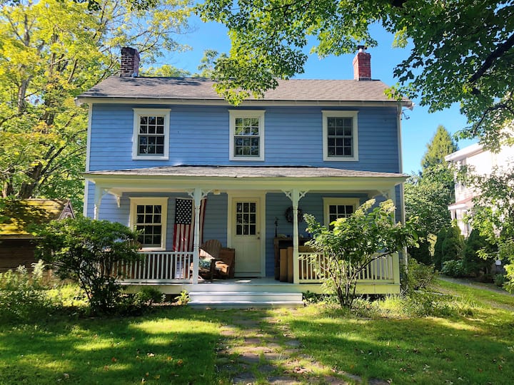 Bedroom W Ensuite Bath In 1860s In-town Colonial - Princeton, NJ