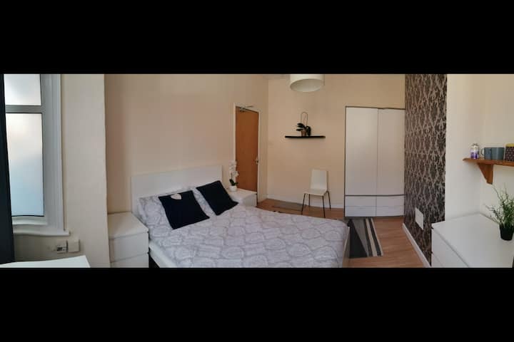 Spacious Room In Shared House! - Reading