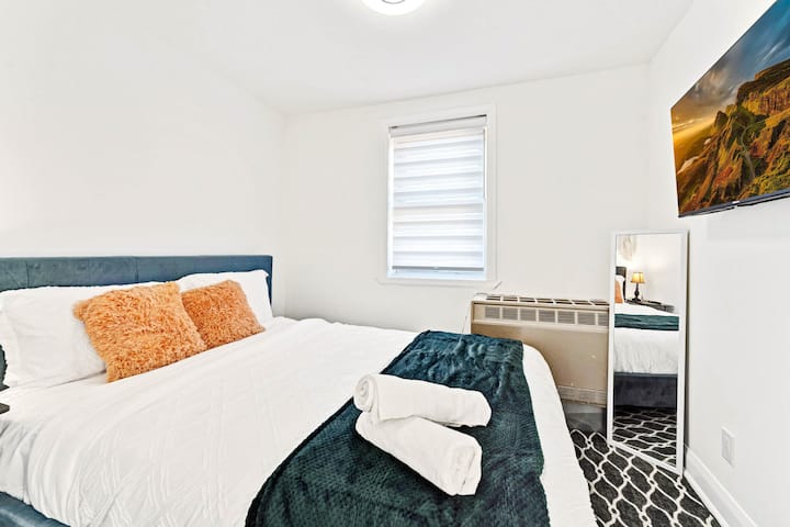 Economy Queen Modern 2b/1b, Kitchen, Parking! - Cornwall, ON, Canada