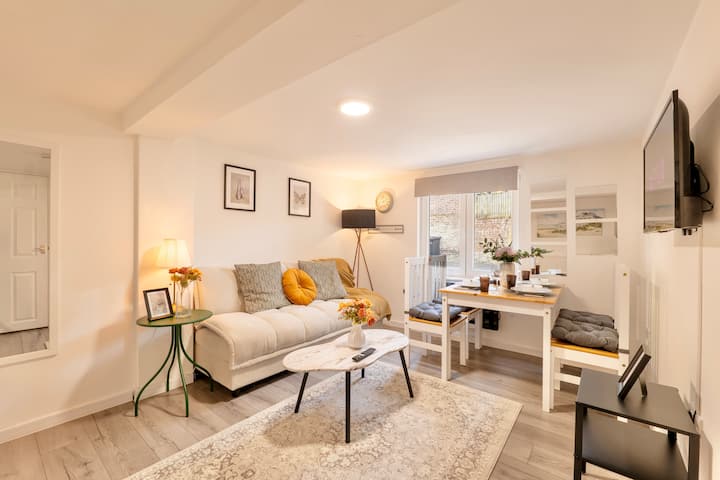 Large 1 Bed Flats Southsea Sleeps 3 | Free Parking - Southsea