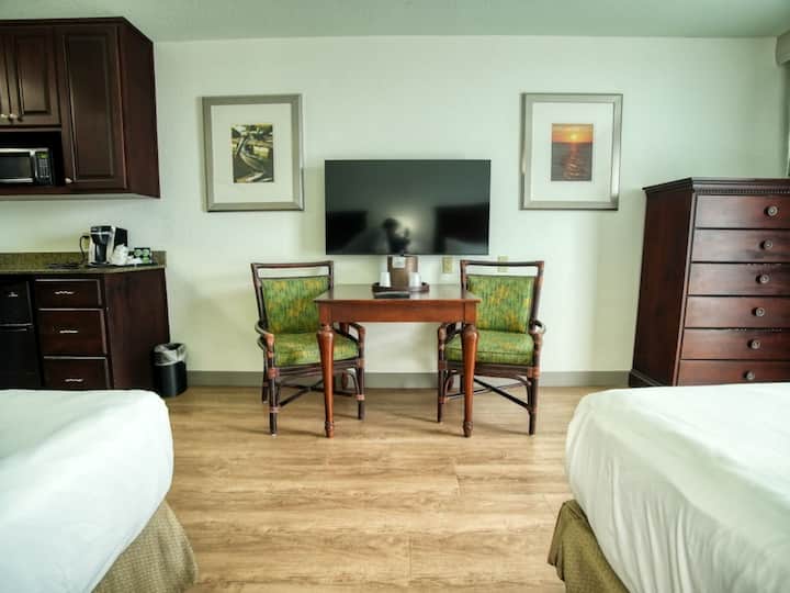 Hotel Across From The Beach - Madeira Beach, FL