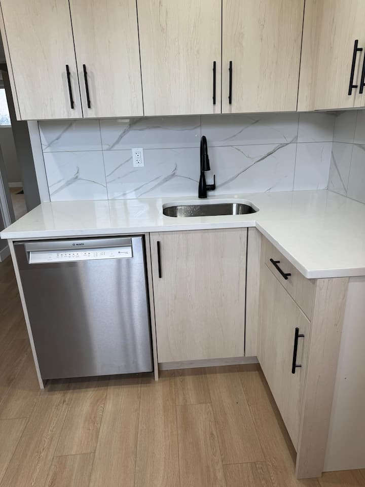 Quiet 1bd Bsmt Full Kitchen+wshr/dryr & Queen Bed - Innisfail