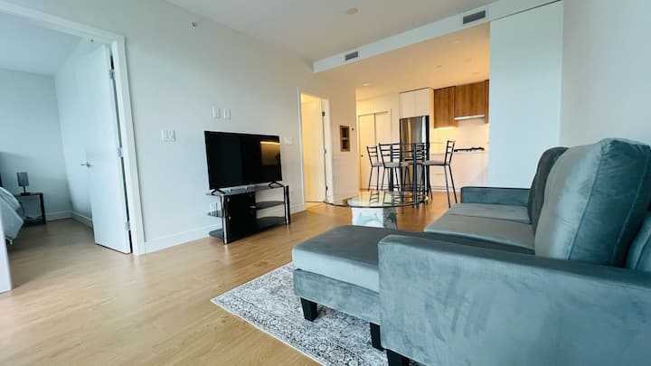 Bright And Modern 1br Apt Great Location In Surrey - Langley