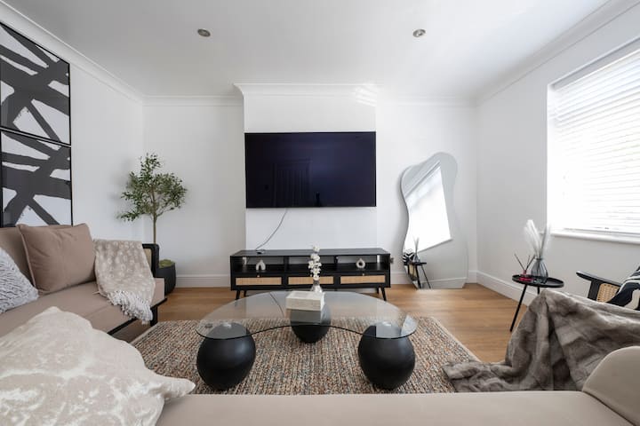 The Romford Oasis - Spacious 4br Home - Parking - Dagenham