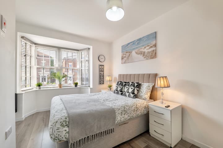 Large 1 Bed Flats Southsea Sleeps 3 | Free Parking - Fareham