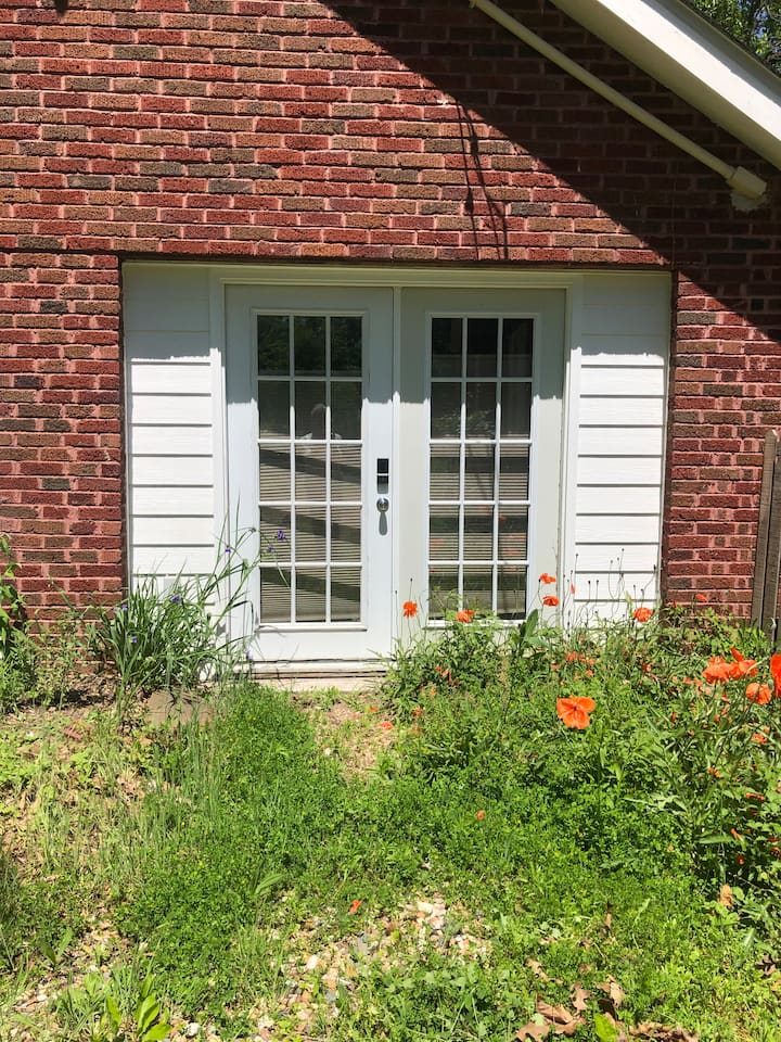 Large, Independent Guest House - Columbia, MO