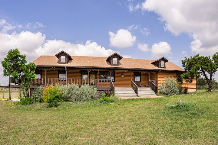 3 Bedroom Spacious Log House - Leander, TX