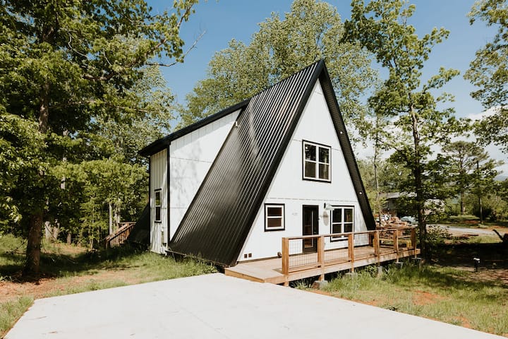 Moonshine Modern! Lux Design, Pool, & Hot Tub! - Townsend, TN