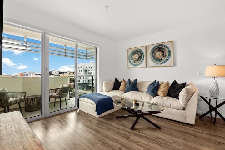 Golden Retreat | Prime Walkable Locationstyle - Santa Monica, CA