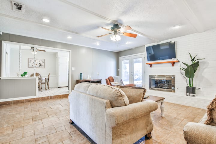 *New* Oasis/garage Parking/sleeps 6 - Lubbock, TX