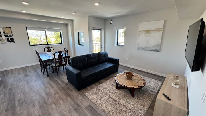 Modern 2-bedroom Apartment - Hollywood, CA