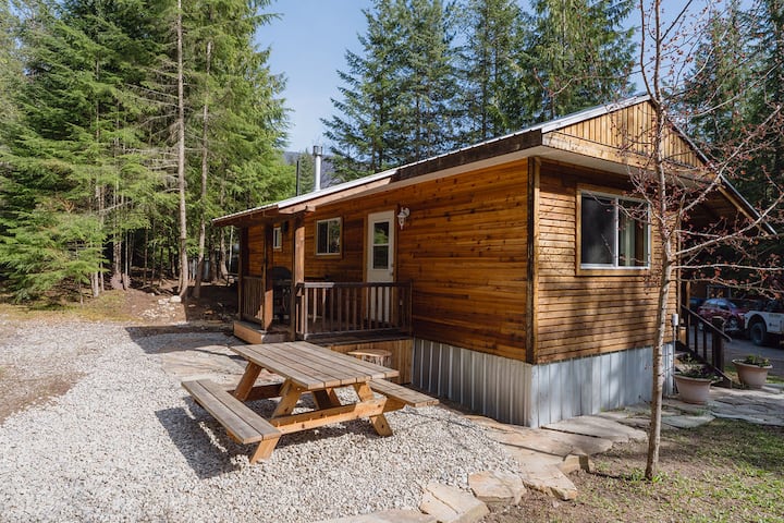 Cozy 2 Bed Cabin Getaway Surrounded By Nature - Canada