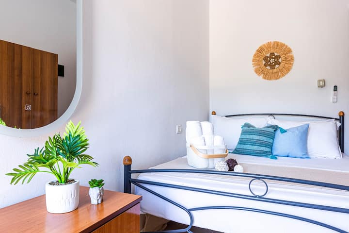 Zoe's 3 | Cozy Double Room W Balcony - Himarë
