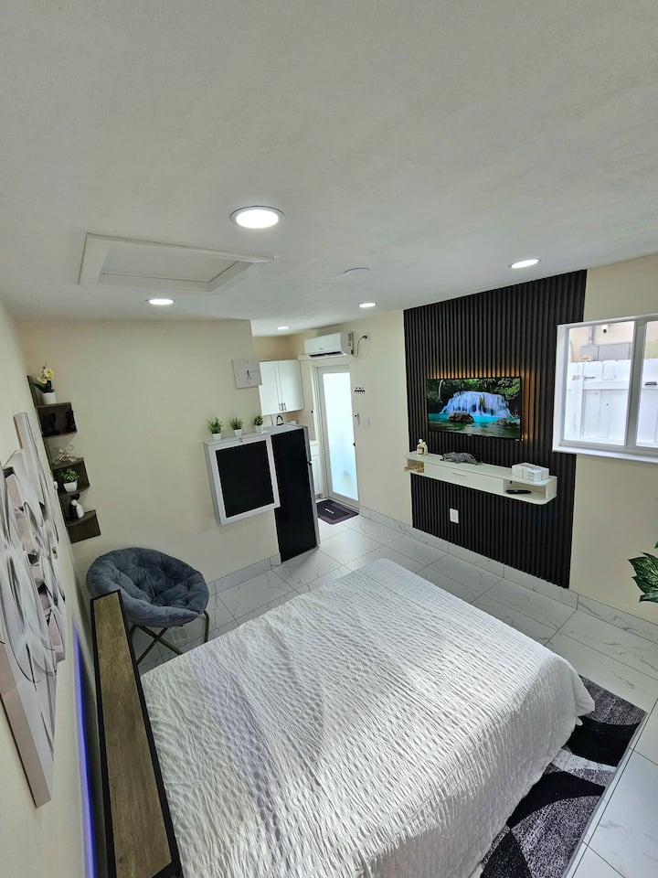 Beautiful Studio Private Access - Pembroke Pines, FL