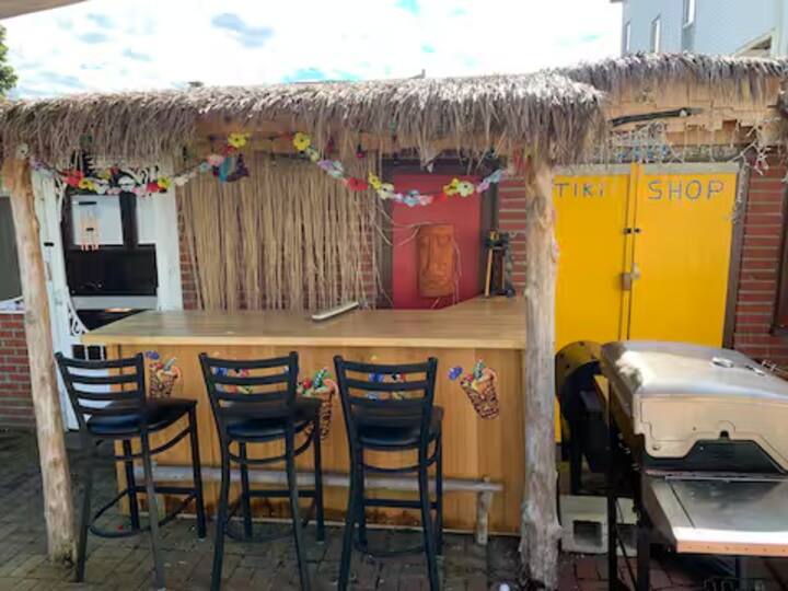 Witch City Retreat W/ Tiki Bar - Salem, MA