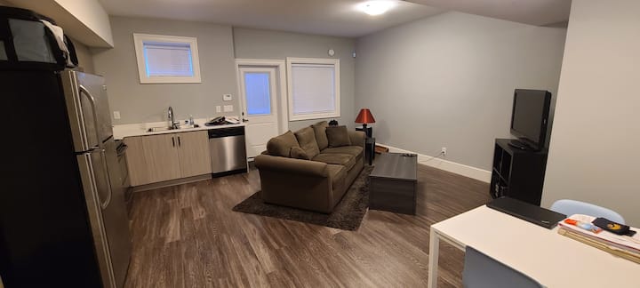 Modern, Clean & Close To Beach - Surrey