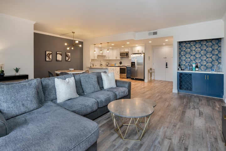 Luxe 2br Apt W. Parking | Across From Cedars Sinai - Beverly Hills, CA