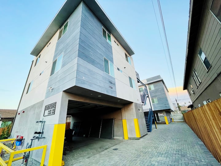 Private Room Shared Bath! Co-living Near Dt&kt - Los Angeles, CA
