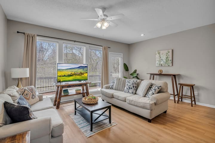 Modern 3br Retreat W/ Patio, Garage & Global Match - Kansas City