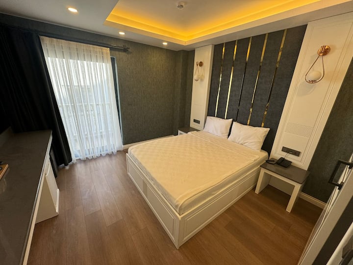 Kahvaltı Dahil Balkonlu Lüks Oda - Antalya