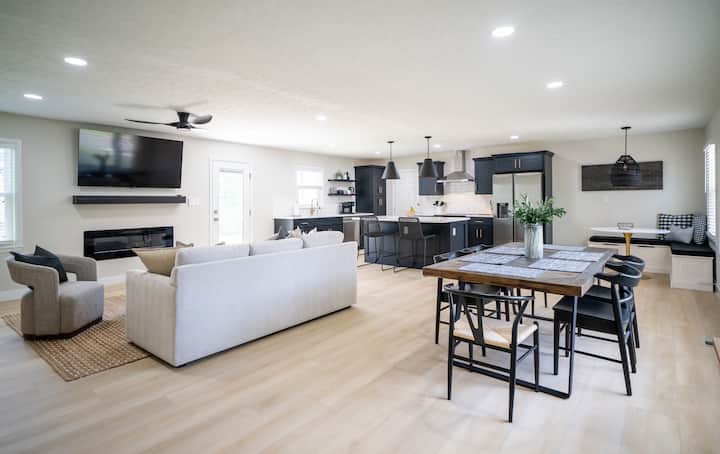 Vista Pines • Updated Modern Stay, Great Location - 費耶特維爾