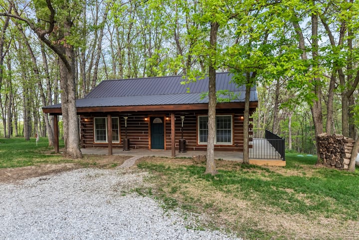 Whispering Oaks Cabin - Iowa