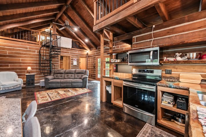 Whispering Oaks Cabin - Iowa