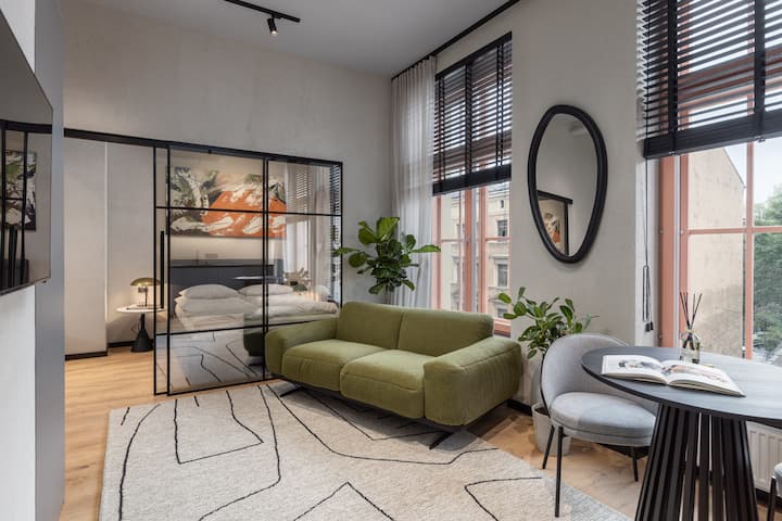 Hallo Loft: Chic Urban Apt With Glass Bedroom - Riga