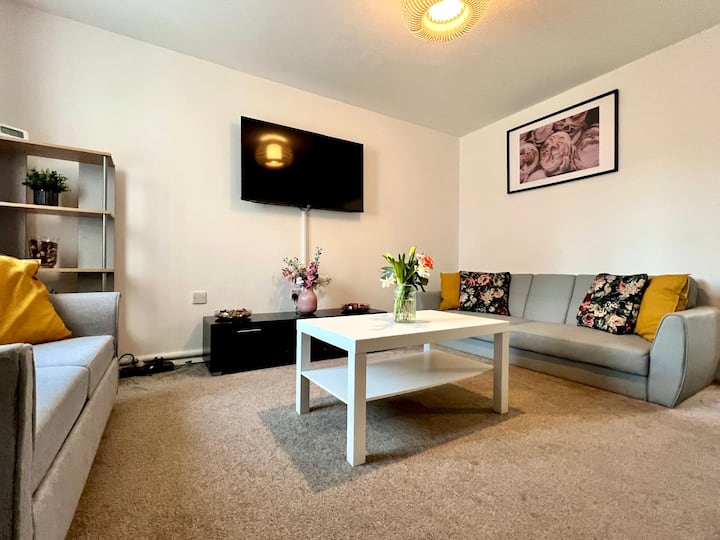 Delightfully Decorated 2-bedroom Home. - Ilford