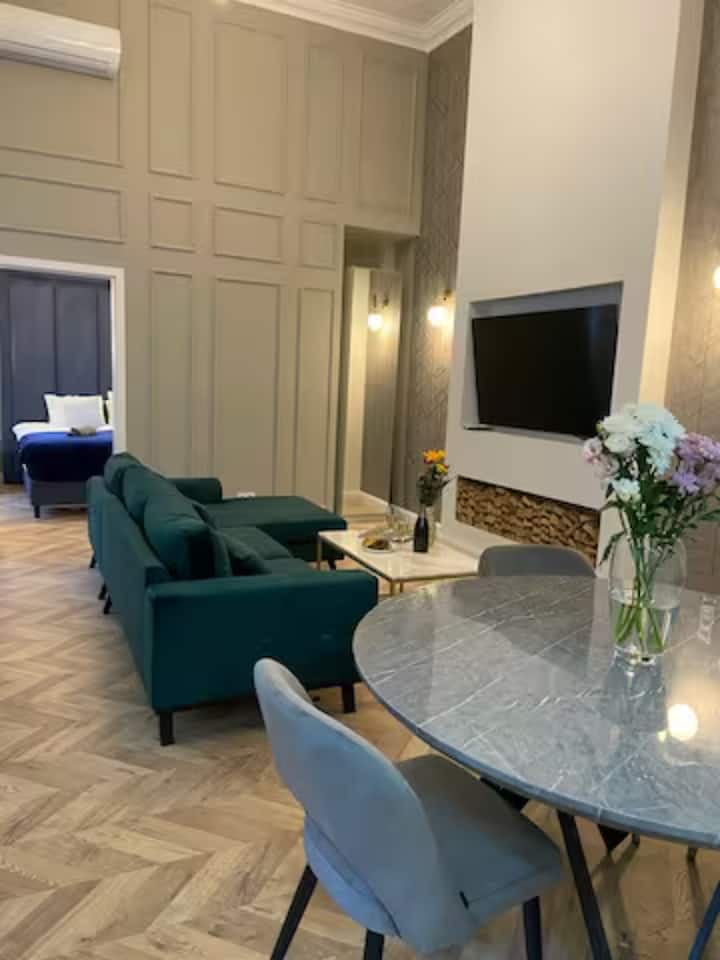 Luxury 05 Bedroom Apartment In Budapest - Budapest