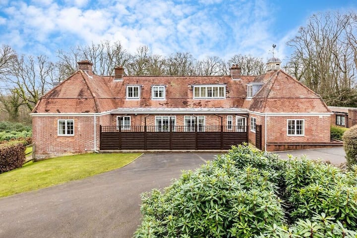 New Forest Cottage - Sleeps 17 - Ringwood