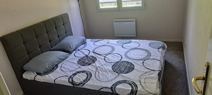 Chambre Lumineuse Avec Placard - Linas