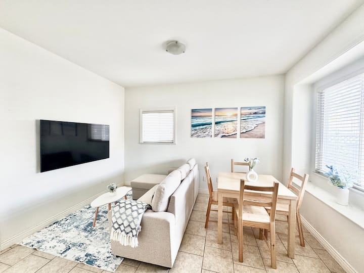 Heart Of Van! Private 2br, Patio & Free Parking - Vancouver