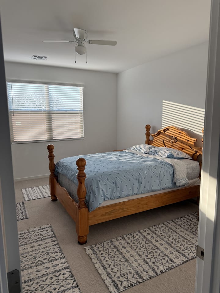 Gated Hm Masterbedroom - Goodyear, AZ