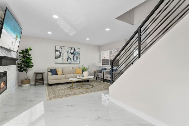 Splendid 3 Br Home Close To Beach W Outdoor Space - Huntington Beach, CA