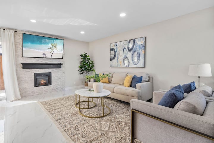 Splendid 3 Br Home Close To Beach W Outdoor Space - Huntington Beach, CA