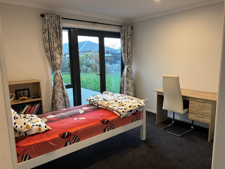 Quite And Cozy Single Bedroom - ニュージーランド クライストチャーチ
