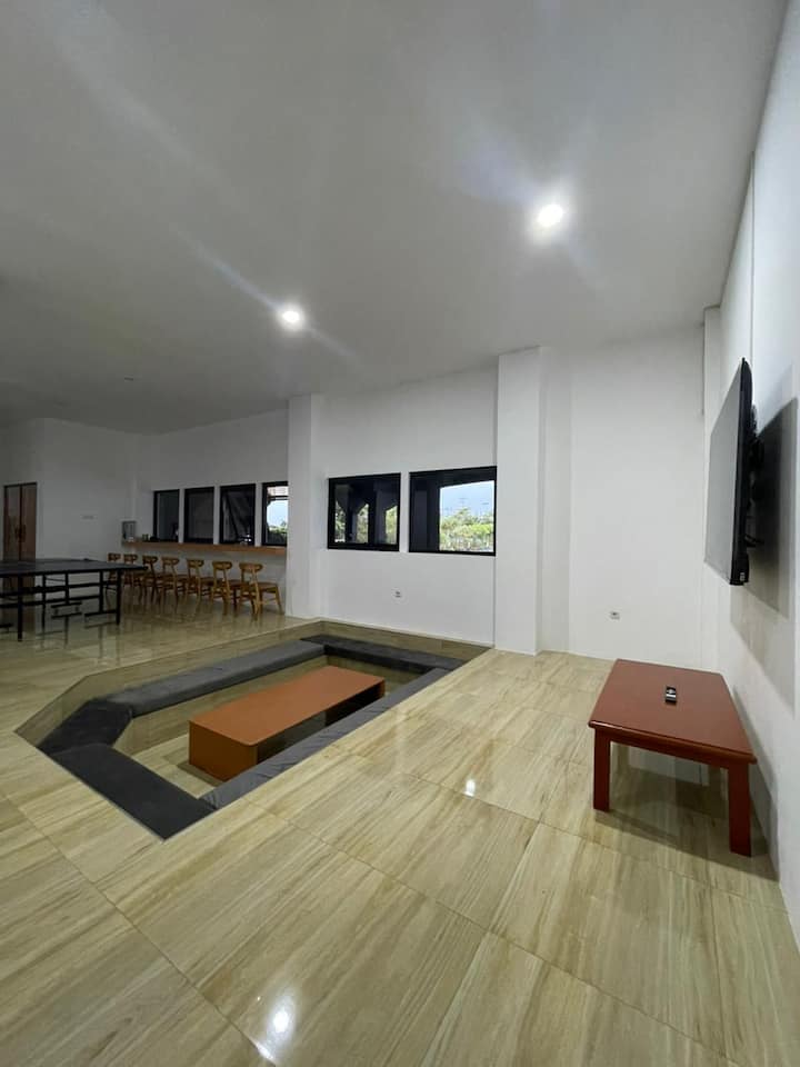 Villa Situ Citiwu: Minimalist Lakehouse, Pool, Fam - 