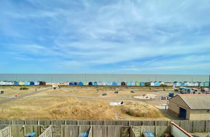 Beach House With Stunning Views - Felixstowe