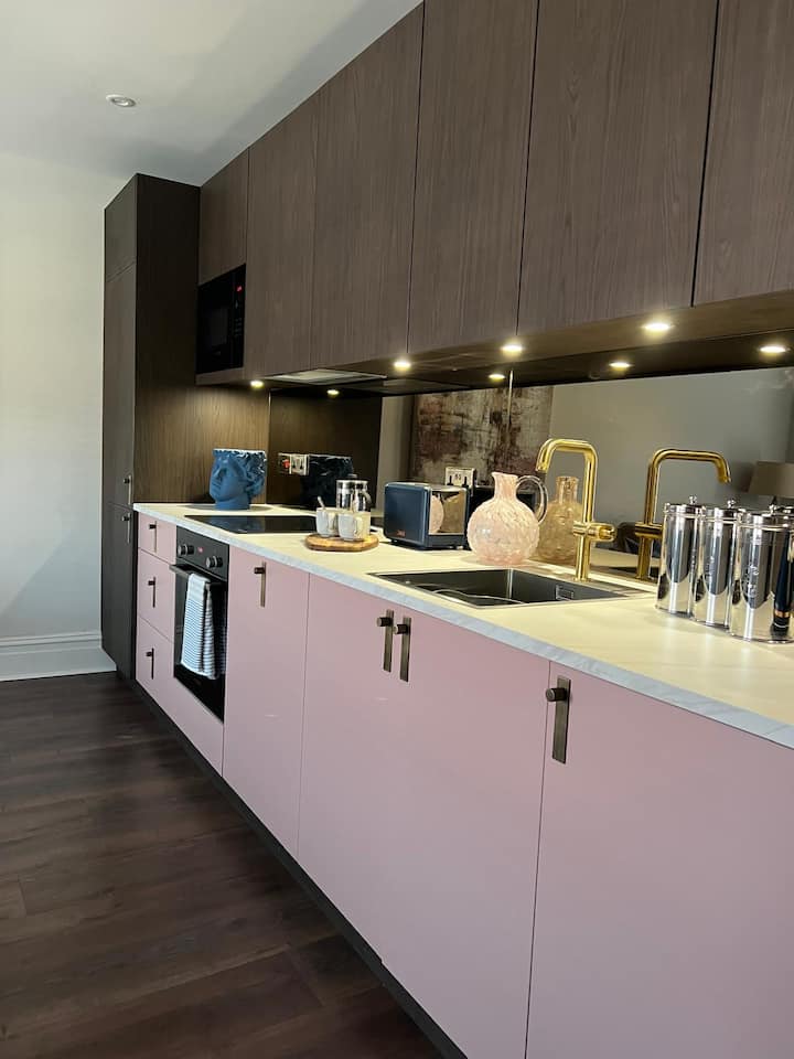 Beautiful Top Floor 1 Bed Apt - Lady Lever Art Gallery