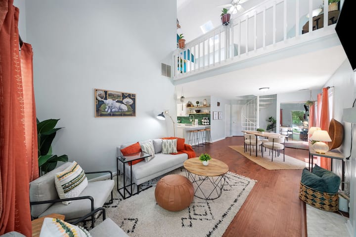 Charming Cottage + Loft: 
 Home/garage In Kennesaw - Acworth, GA