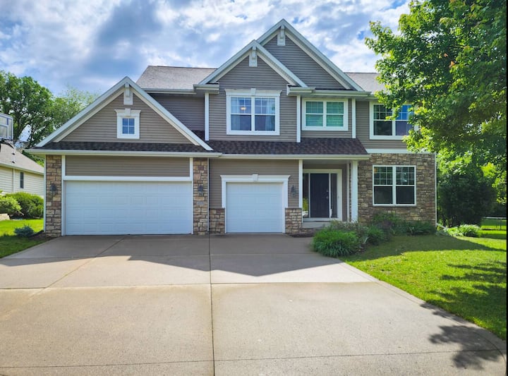 Spacious & Spectacular 4 Bedroom House - Ames, IA