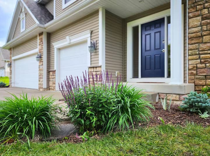 Spacious & Spectacular 3 Bedroom House - Ames, IA