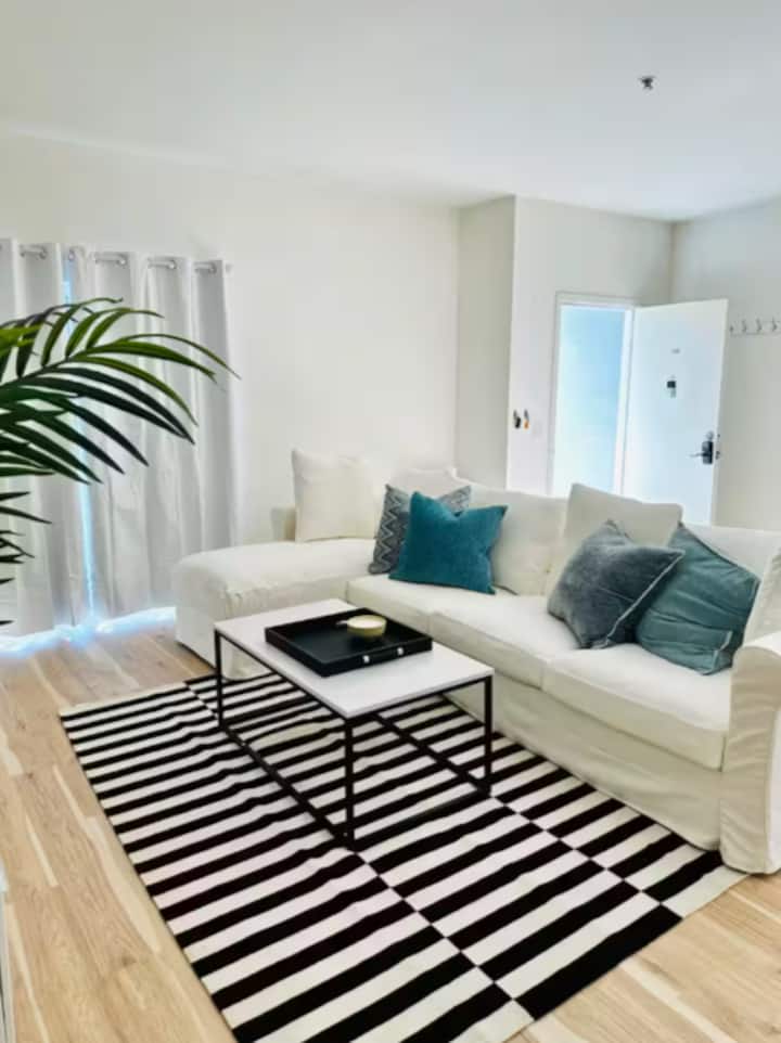 Airy 2br Townhouse• Fully Furnished Corporate Stay - Santa Monica, CA