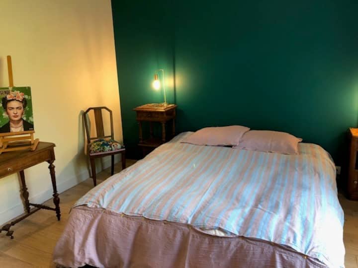 Chambre Pour Deux Personnes. - Tulle