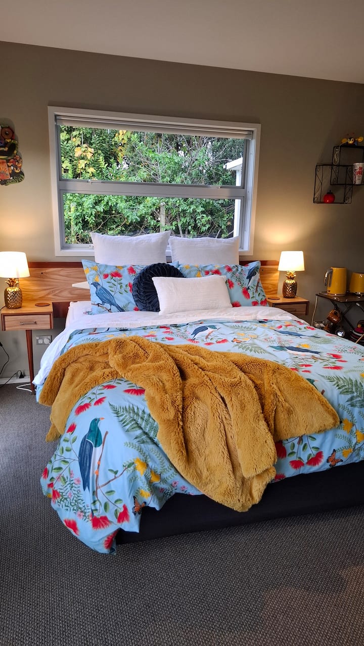 Kiwiana Kitsch Escape - Pyes Pa - Tauranga