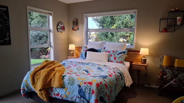 Kiwiana Kitsch Escape - Guest Suite Pyes Pa - Tauranga