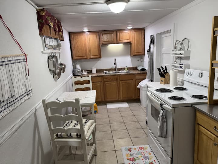 Cheerful 1 Bdrm Lower Level Apt - Wyoming