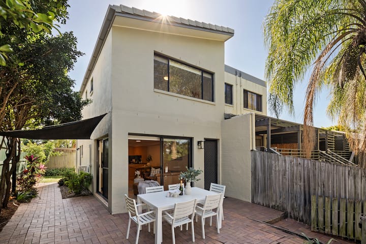 Stylish Hawthorne Townhouse W/ Private Courtyard - Brisbane